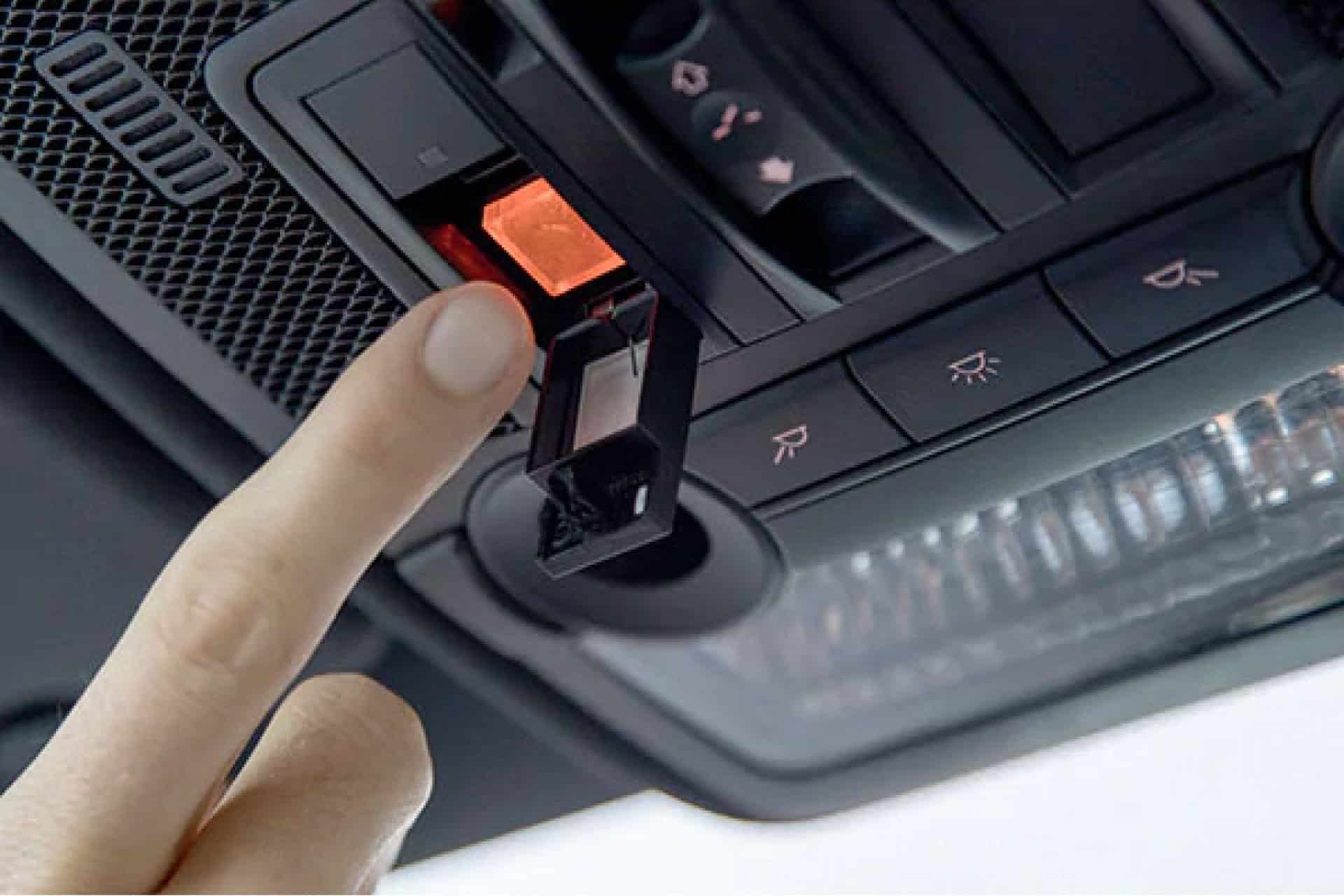 eSIM para vehículos: ¿Cómo funciona? - Holafly