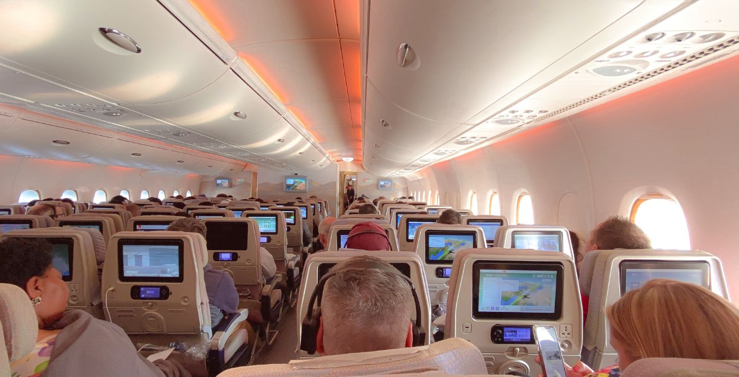 16 travel tips for long flights - Holafly